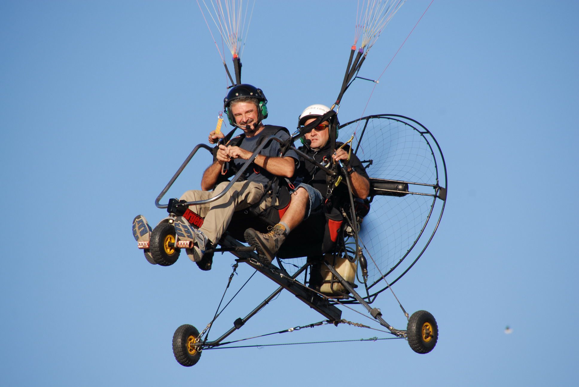 Parapente a motor: ¿de qué se trata este deporte extremo que cada día ...