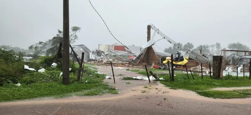 Hubo un tornado en Chaco: se desplomó una iglesia y volaron techos en ...